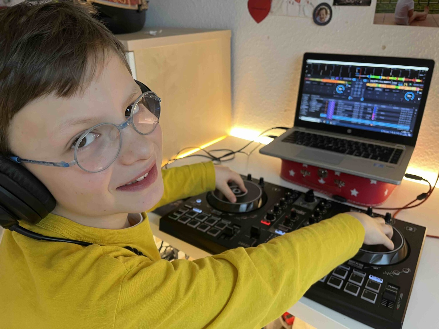 Alex (10) in seinem eigenen Home-Studio – Die private Musikschule in ...